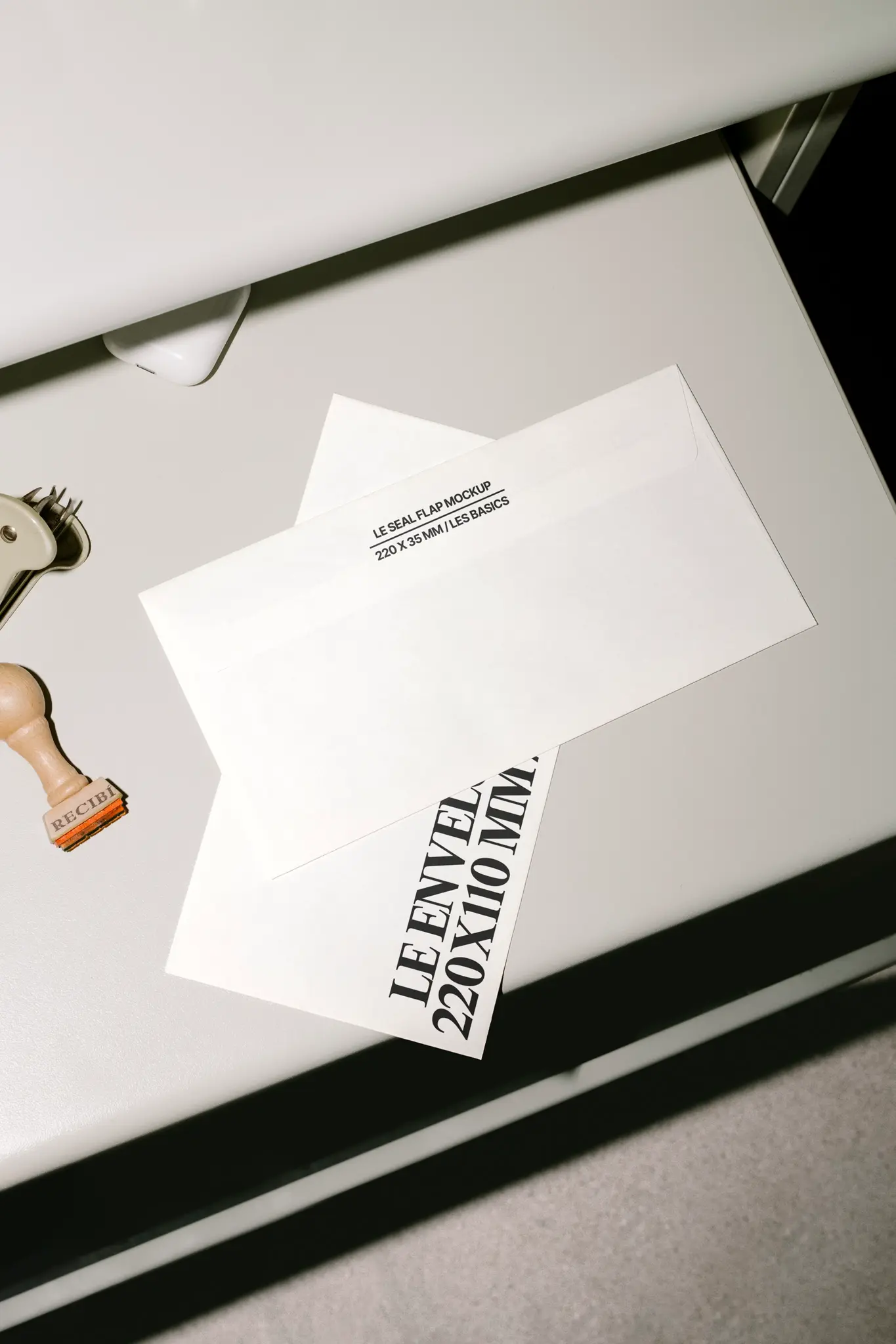 LB25 W11 Le Envelope Mockup - Bendito Mockup